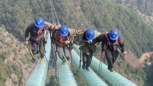 ...多年的牛人,其中一个是新手,都没人敢这样行走,工作一定要注意安全!