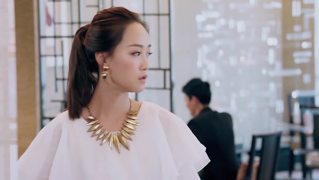 总经理公私分明,不断给秘书下达艰难的任务,秘书只好默默承受