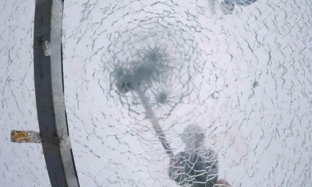 张家界玻璃桥遭受外媒质疑:老外一铁锤下去,下一秒尴尬了!