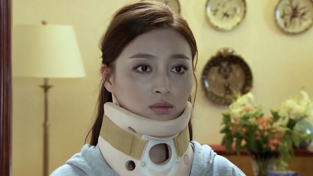 女总监腿骨折了,小秘书抱她进屋,她还一堆怨言!