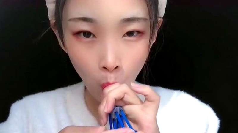 小姐姐喝小型注射器饮料+试管饮料,喝法时尚好看,向往的生活!