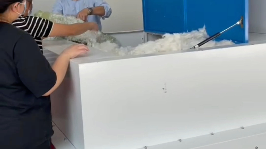 工厂用六称全自动充绒机批量导入羽绒如何清理蛇皮袋的羽绒方式方法...