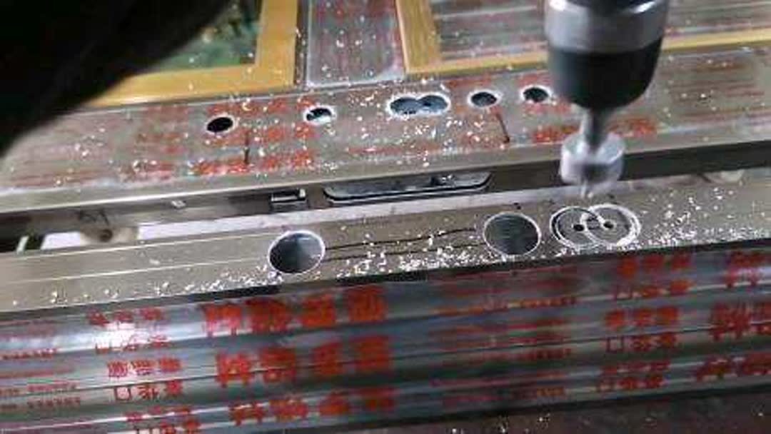 铝合金门内包框改换成外包,门扇不拆直接做也可以