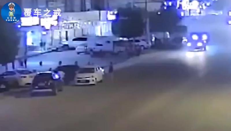 ...路由东向西行驶至香樟苑南门处,撞到站在路边一行人,并与停在路边的...