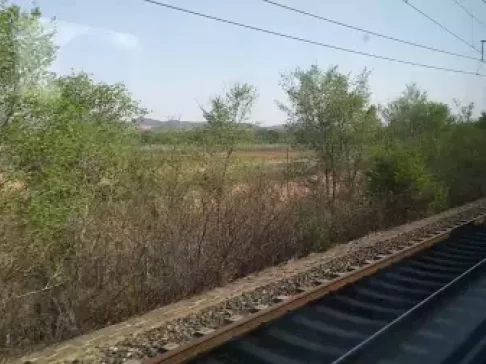 K568次列车正在秦沈客运专线