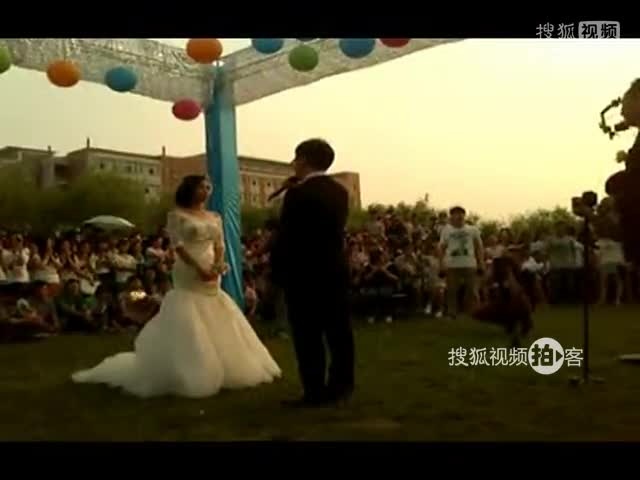 郑州高校两大学生毕业前校园内办婚礼 宿舍成婚房