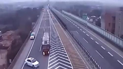 女司机,自杀式,开车,高速路上倒车又变道,险被大货车撞