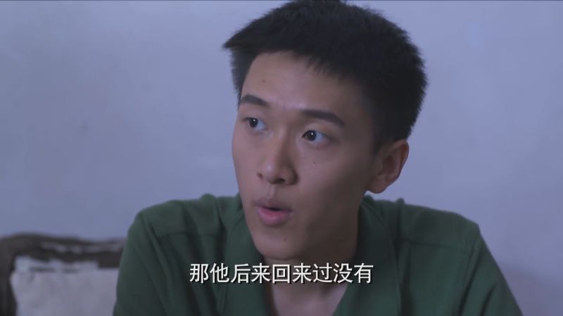 两小伙来到姑娘家中,想找到破案的线索,不料女子显得很激动