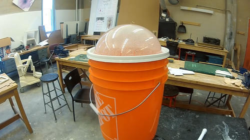 不用油不用电!大学生发明新型蒸馏器,海水放进去就能直接喝