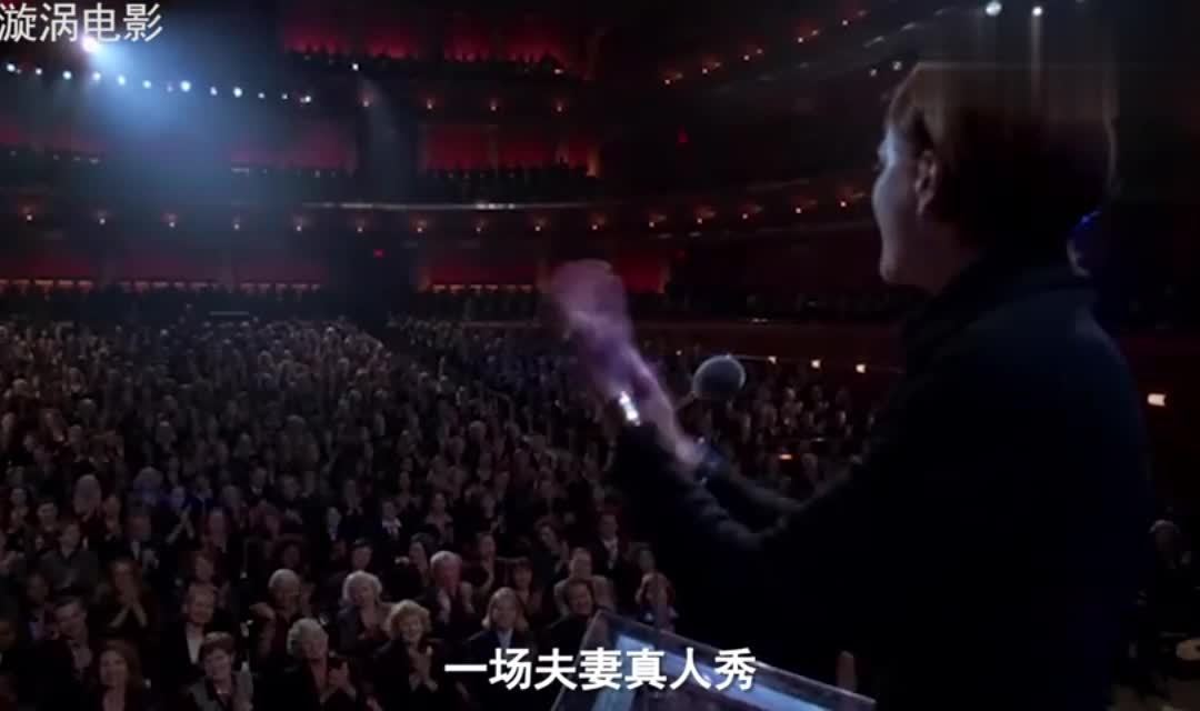 丈夫把银行卡递给妻子,妻子放进嘴里尝了下卡号,就吐...