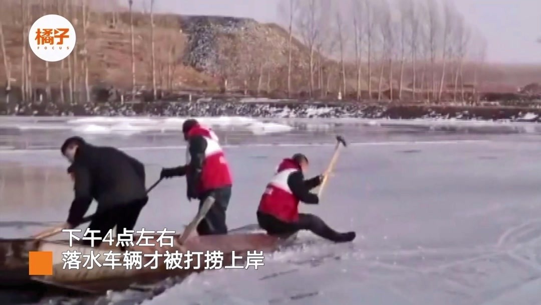险!对冰面厚度预估不足 哈尔滨一辆农用车作业时 突然掉进冰窟