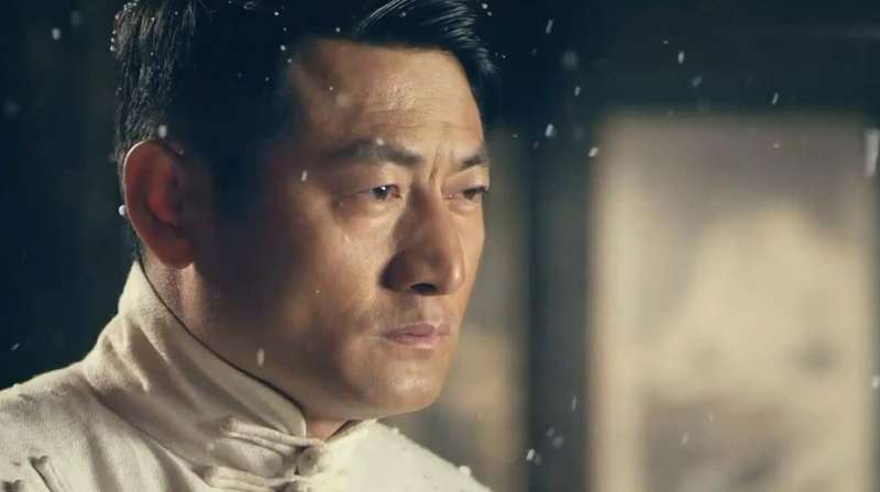 千手佛攻打燕子门,用粗一根粗木头撞人,结果被大叔一肚子弹回去