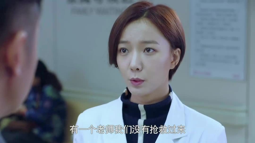 急诊科医生:护士们都在忙于抢救伤者,这时满脸是血的小女孩叫住了护士