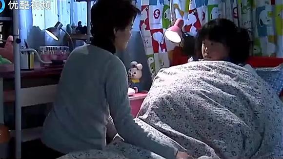 胖女孩来例假弄脏床单,继母悄悄洗好床单,女孩被感动了!