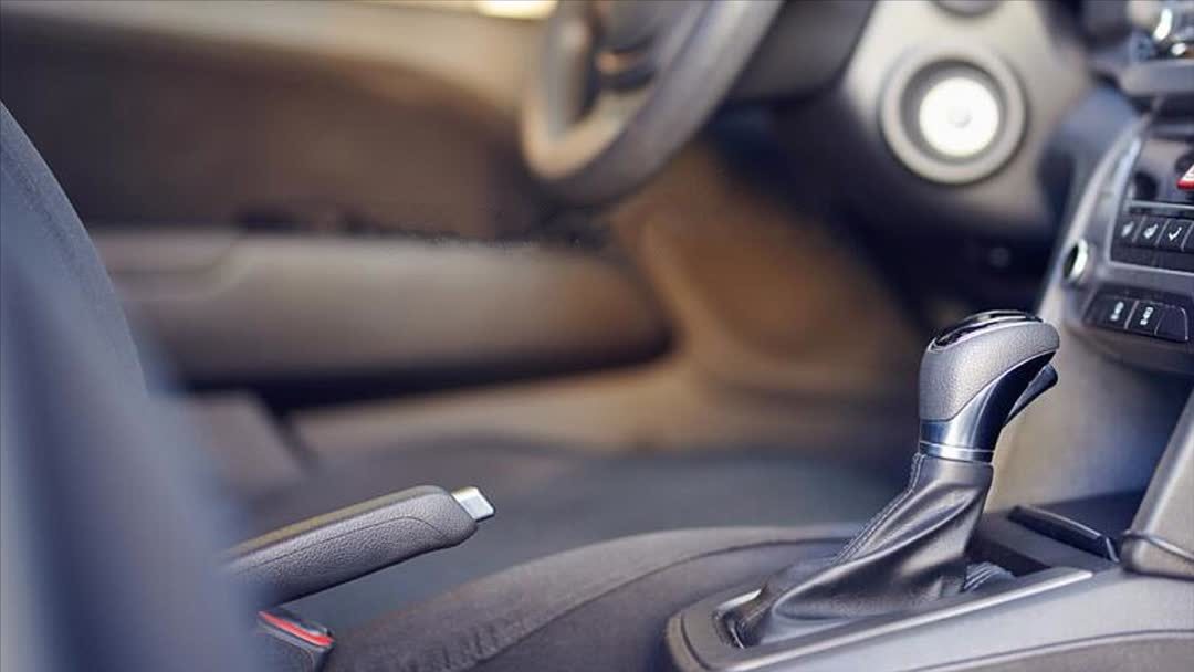 自动挡停车,到底先挂P档还是先拉手刹?