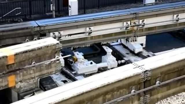 单轨列车是如何变轨的?感觉一不小心就会掉下去