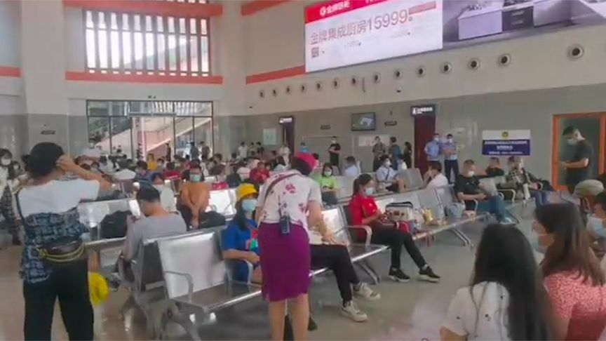 D2809次列车撞上泥石流脱线 旅客已转运至榕江站候车室