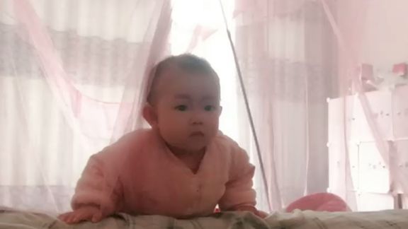 有宝妈像我这样给宝宝换尿不湿的吗?我一点形象都没有邋遢吧!