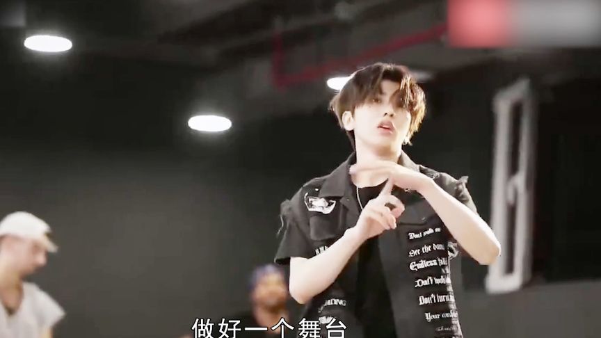 蔡徐坤推掉所有行程,为新歌舞台练习一个月,说英文的样子太苏了