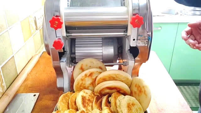 自从买来这款压面机,干啥都想用它