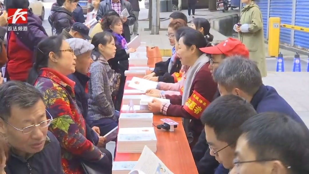 全民普法!国家宪法日把律师送到居民身边,与律师“零距离”