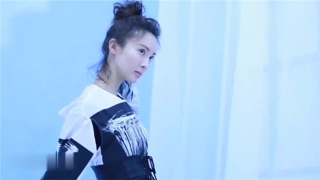 金晨前任邓伦与现任董又霖同台见面很尴尬!后者刻意直接跳过采访