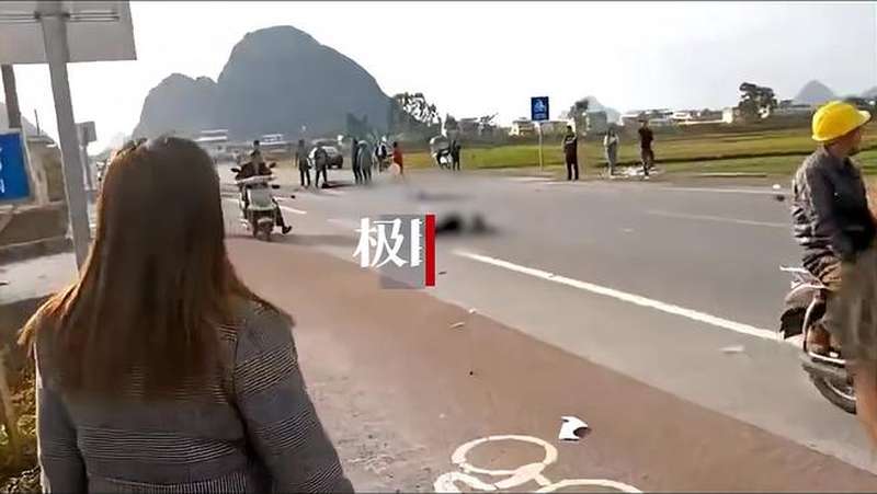 「视频」广西桂林一小车撞两辆电动车,当地政府称有伤亡