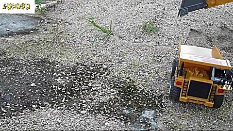 钢筋混凝土结构正在修建一条通往战区的道路