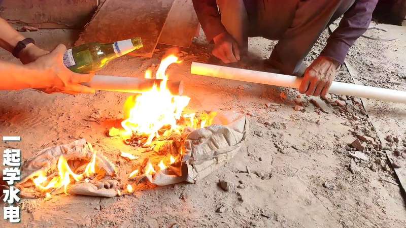 预埋40PVC管道缺少2个接头,看我怎样用火烧法完美解决问题