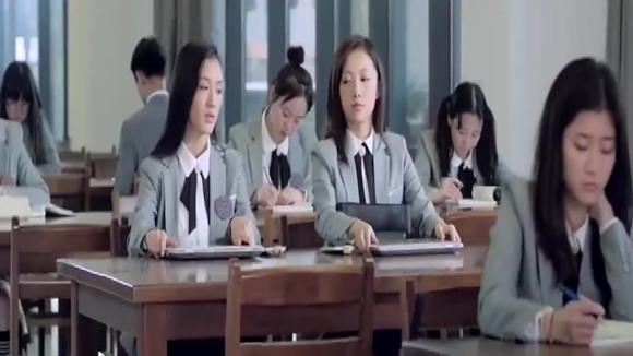 两位美女拿出来的东西,竟是一模一样的,她们是双胞胎吗