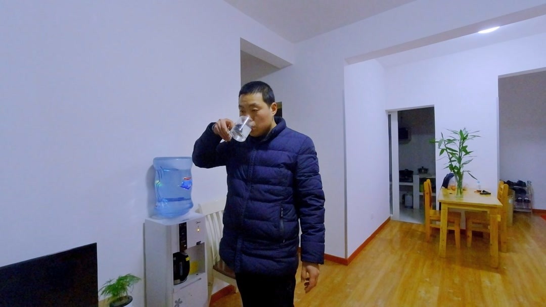 打工仔在成都上班,喝的是16元一桶的矿泉水,为了健康值得吗?