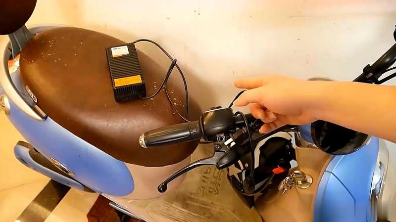 电动车充电时,记得不要这样充,不然电瓶越来越不耐用