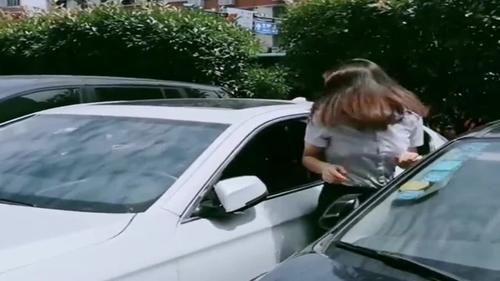 门打不开怎么办,于是上演了这一幕,这一刻我承认羡慕瘦子