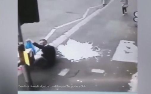 英国小哥走路看到小姐姐忘乎所以 于是迎面撞上信号灯