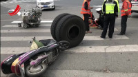 货车轮胎“飞了”,路边工人“躺枪”被砸晕,究竟是谁造成的?