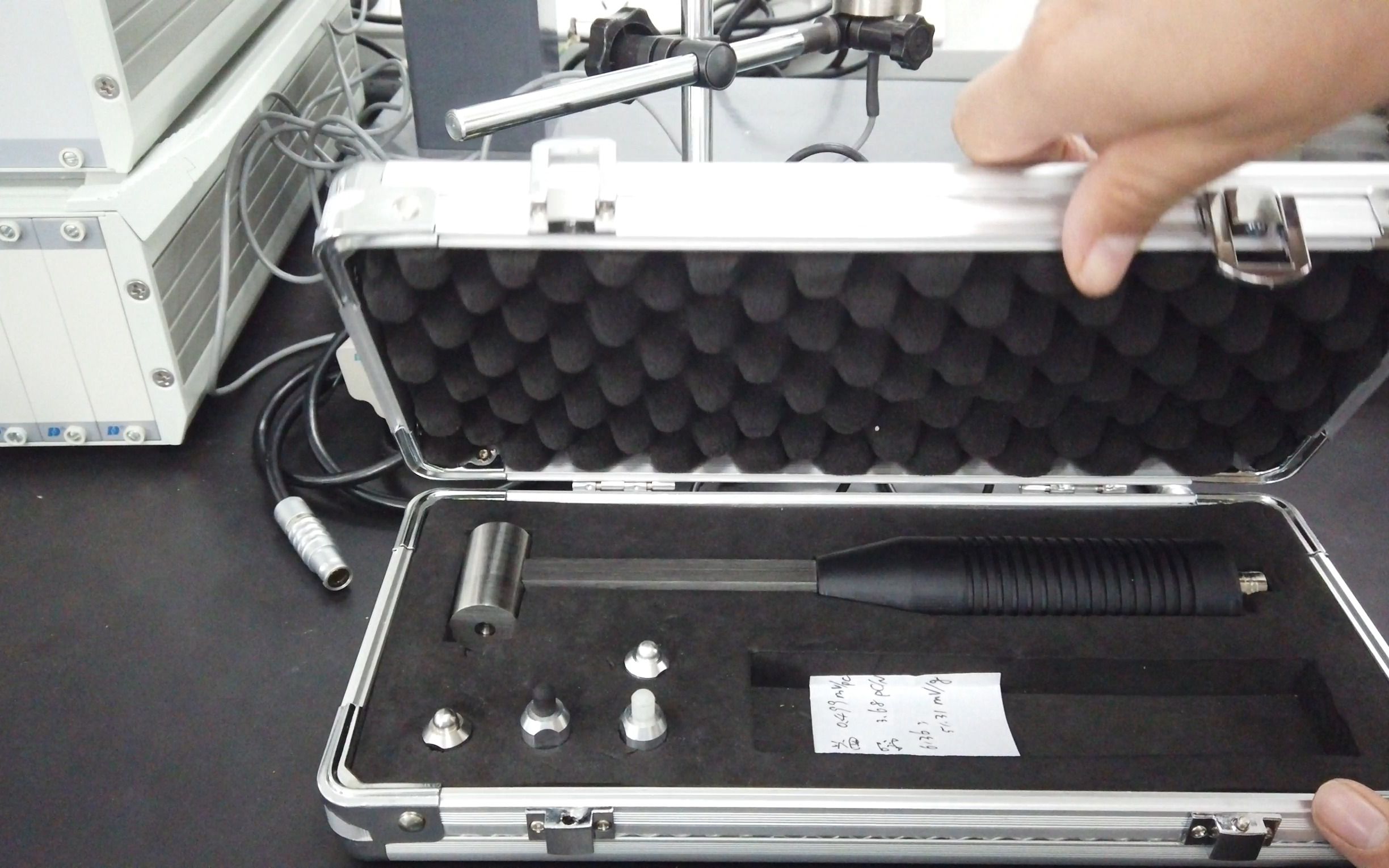 机械振动实验二 (1)(无附加阻尼)单自由度系统强迫振动系统的测量-...