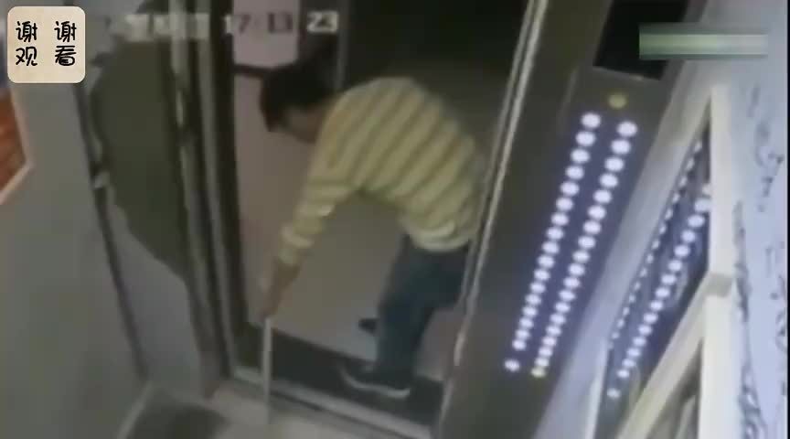 男子将地板砖放在电梯门上,突然监控拍下可怕的一幕!