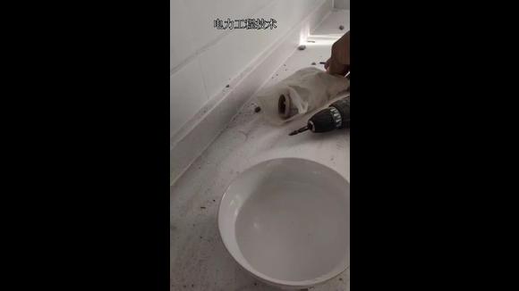 橱柜台面钻孔,用卫生纸泡水塞进钻头里,好用方便。这个电钻很厉