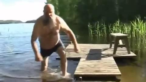 大爷演示如何给狗狗洗澡 见过这么雷人的方式吗