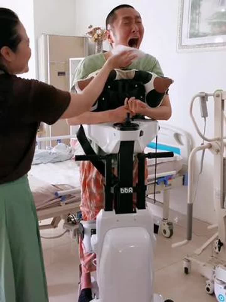 给彭亚楼买的康复器械到货了,快递说件太大,进不了电梯,我赶紧过去...