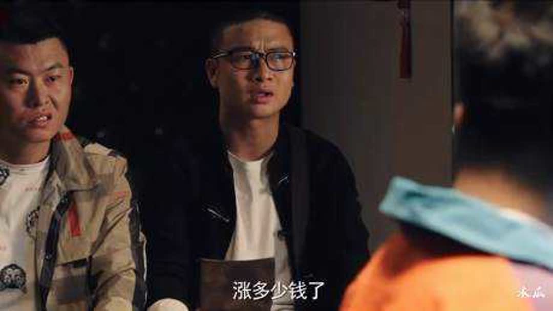 劫匪打劫主播,反倒帮主播一起直播,太搞笑了