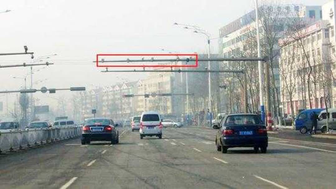 路口黄灯亮了,踩油门加速通过也算违章?有车的注意了,别再扣分