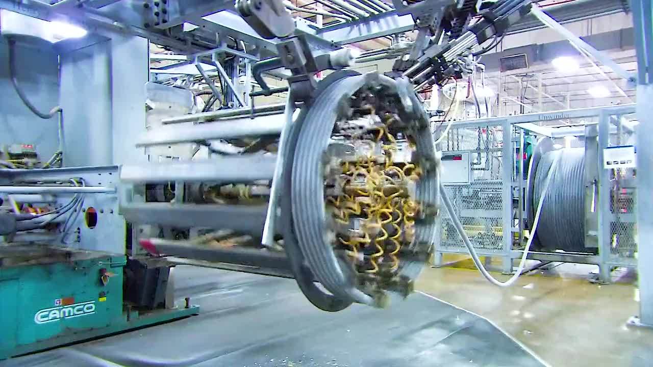 空调冷风机是如何制造的?先将散热管绕成线圈,再淋上热熔胶固定 #...