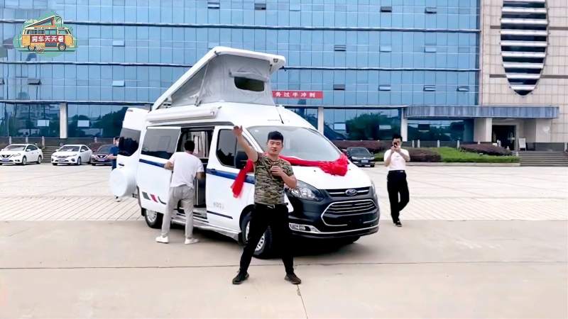 极具性价比福特全顺升顶房车,罕见四座内饰布局!多功能宜商宜居