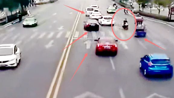 电动车车流中嚣张逆行,他以为所有车都会让着他,结局很惨烈