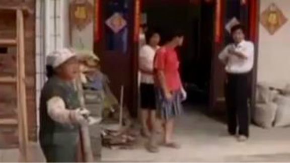 老人生前遭儿子毒打,去世后却被大操大办