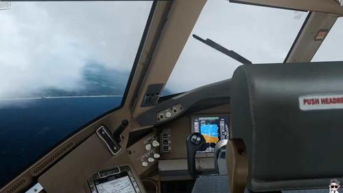 模拟联飞:降落时遇暴雨无法降落,机长违反塔台指令强行进场