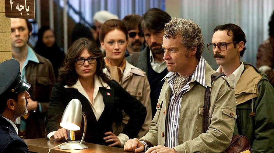 伊朗袭击美国大使馆,特工为解救人质,上演了一场拍假电影戏码