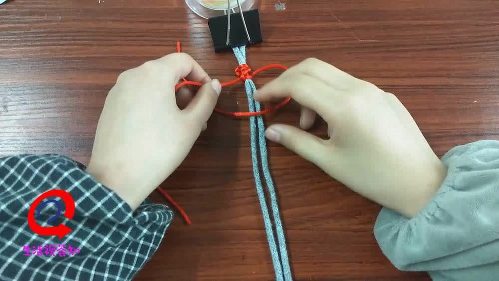 非常独特的手链编法,同种方法还可以用作钥匙链,非常简单