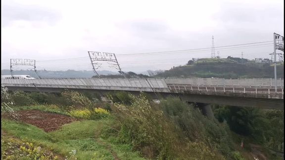 D1842通过成贵客专上行线K271+901M处,CRH2A重联运行